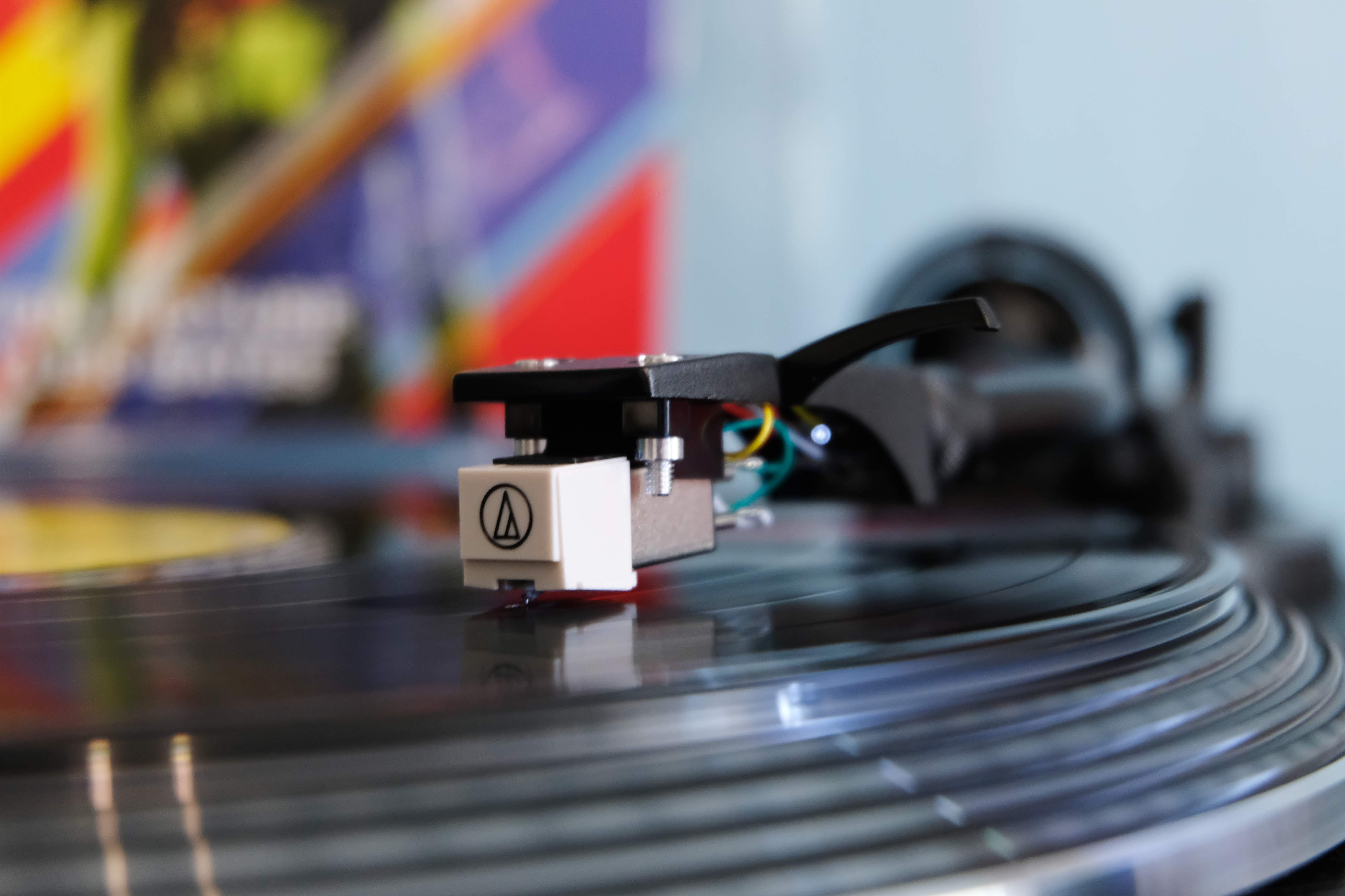 Revenir aux vinyles avec la platine TT600BT de Thomson